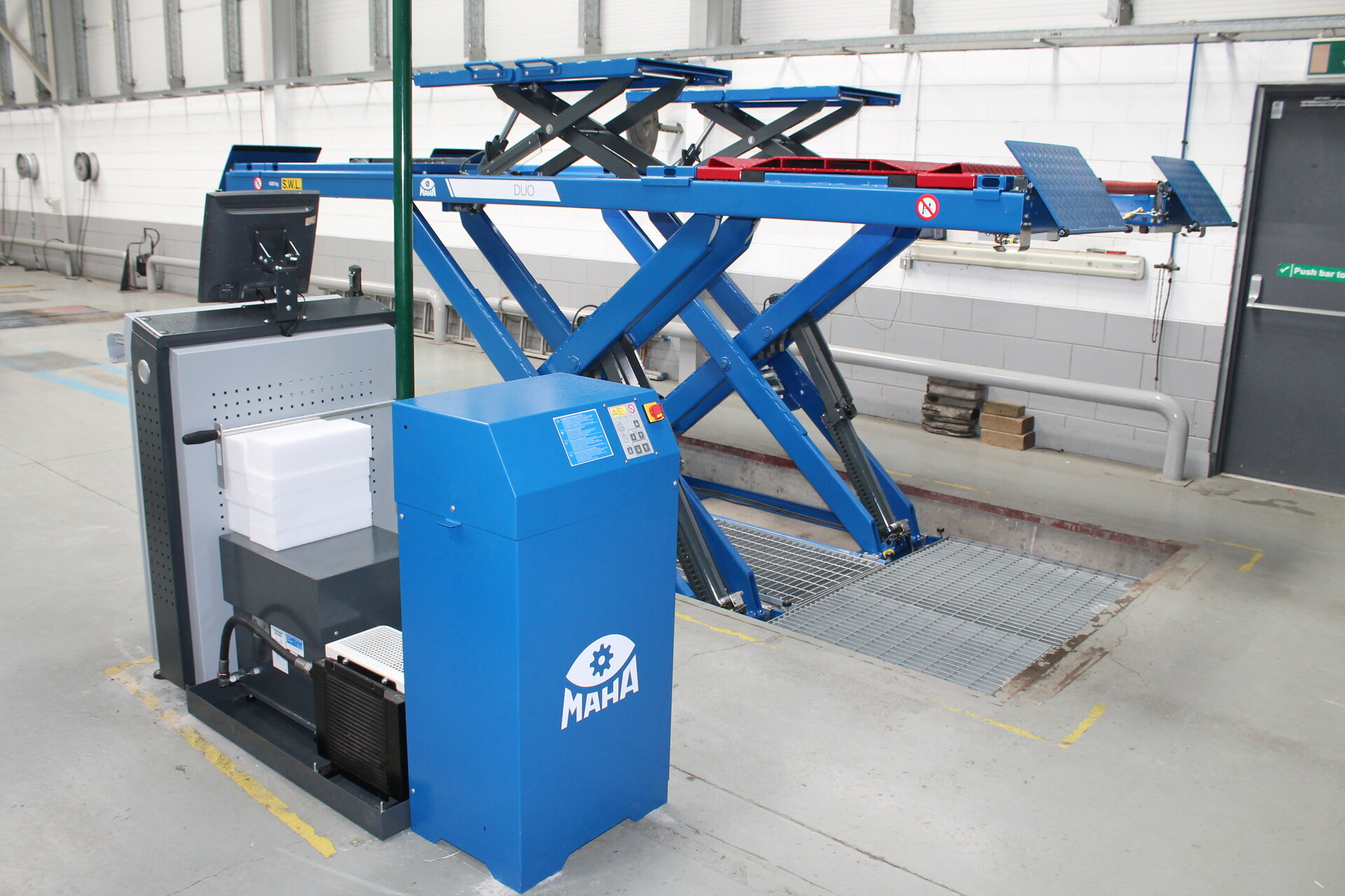 DUO scissor lift proves best quality. Made by MAHA. | MAHA UK Ltd.
